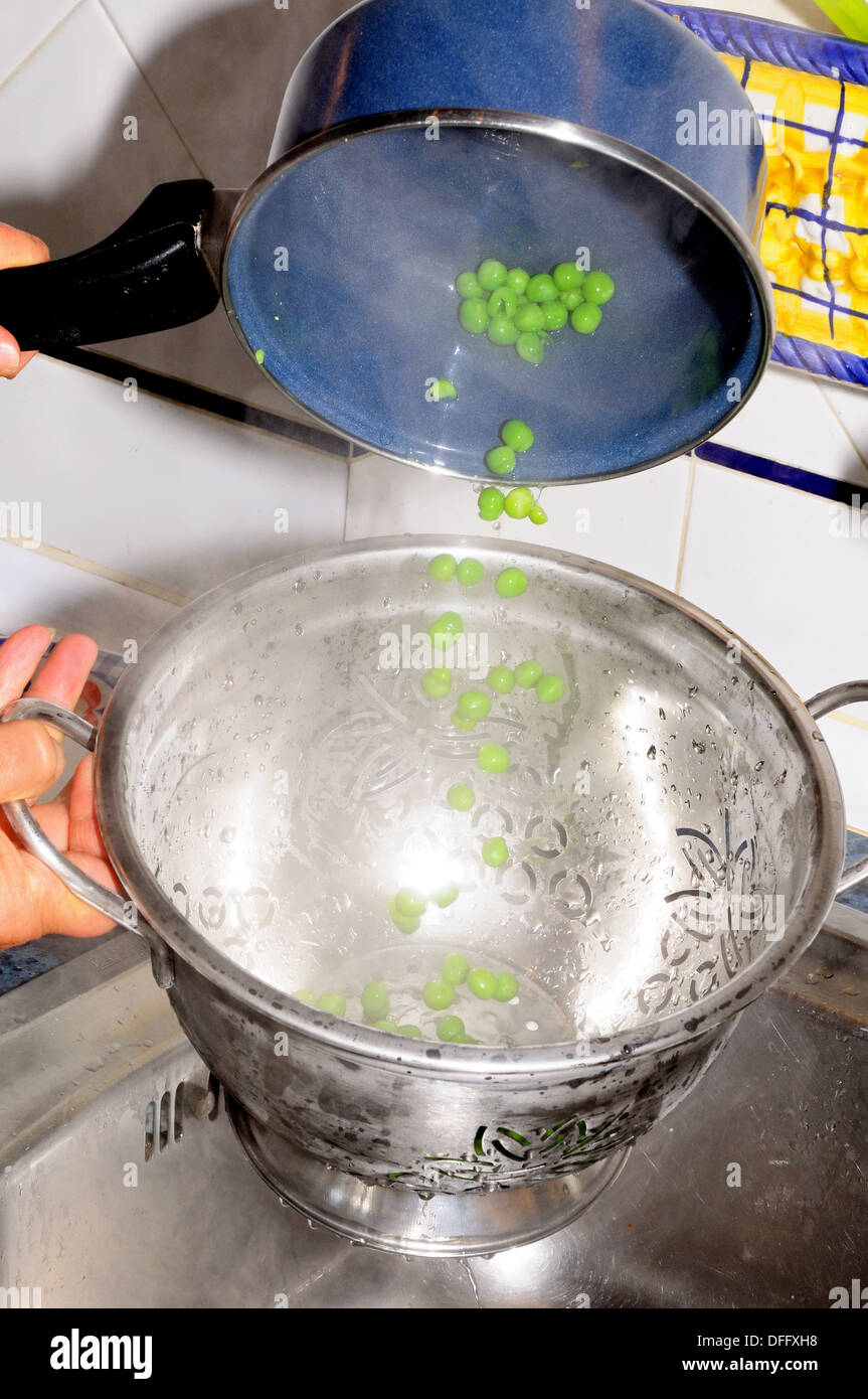 Water pouring colander hi-res stock photography and images - Alamy