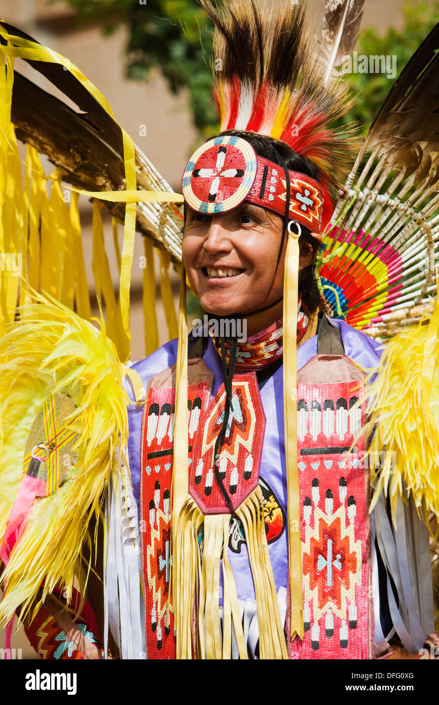 Traditional native american clothing hi-res stock photography and ...