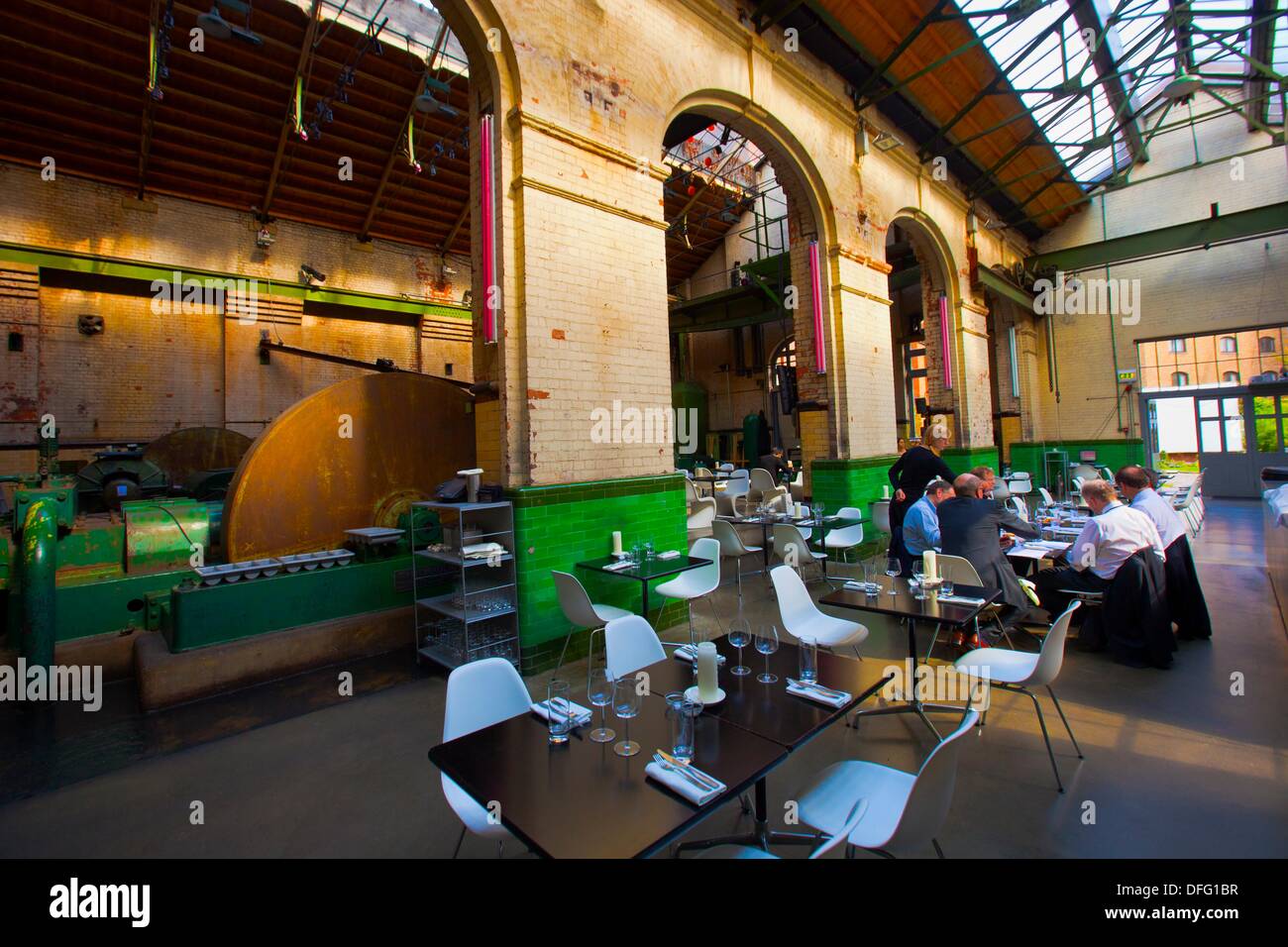 Wapping wall london hi-res stock photography and images - Alamy