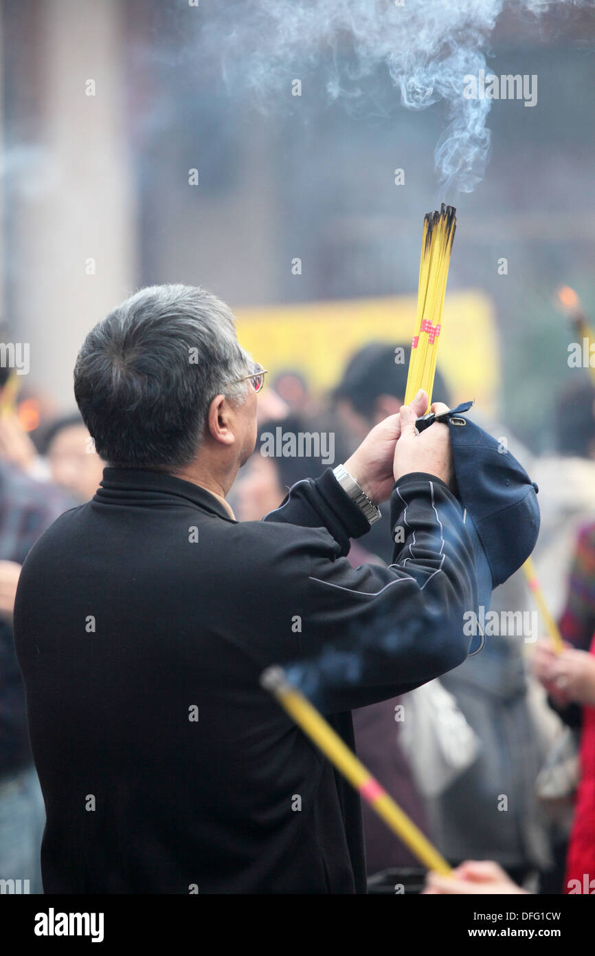 Man praying buddhist temple hi-res stock photography and images - Alamy
