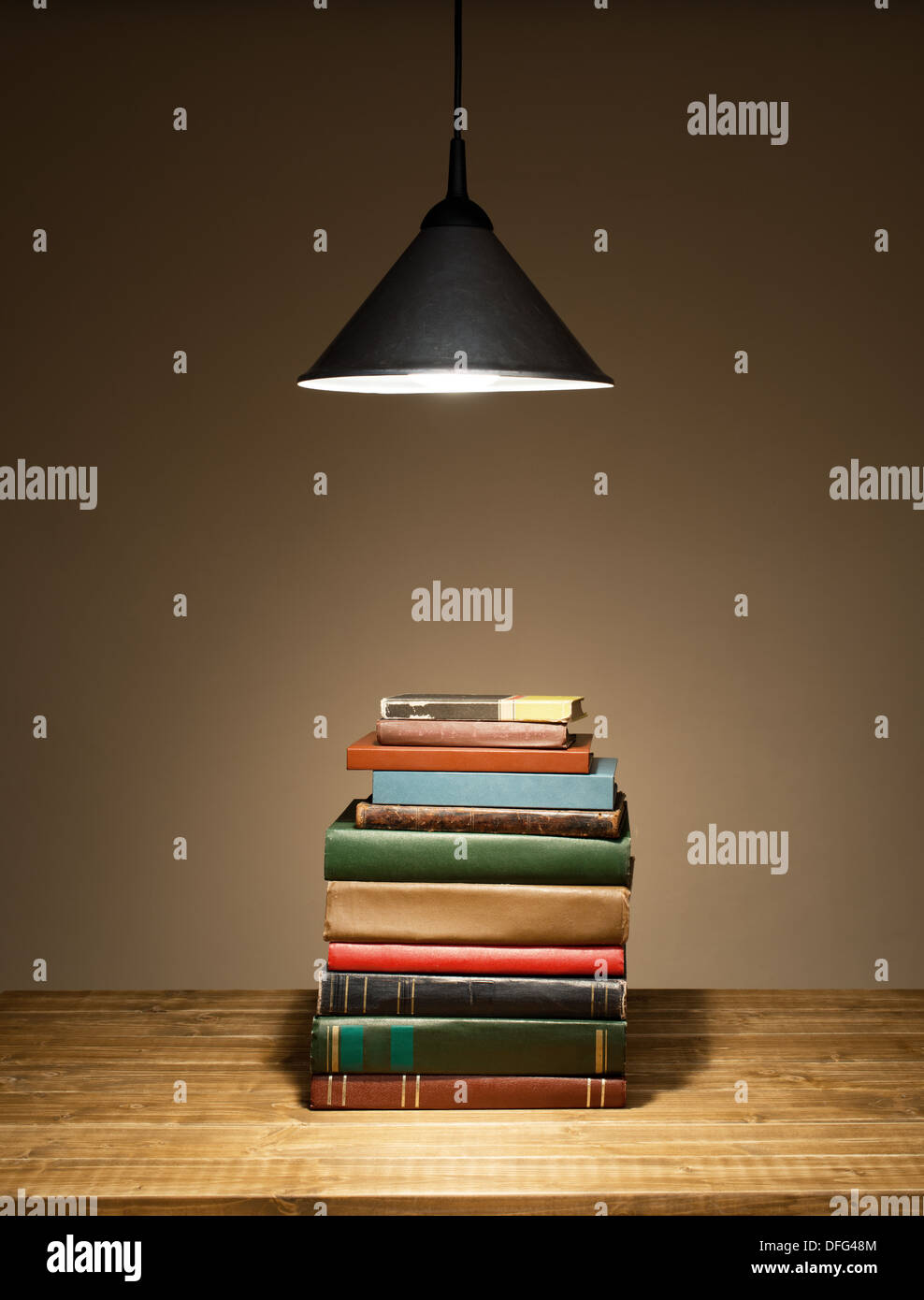 Study table books hi-res stock photography and images - Alamy