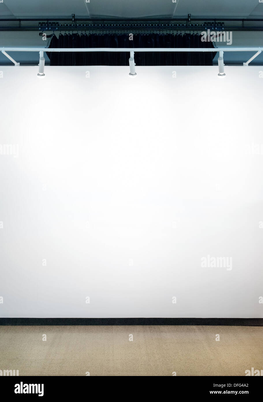 Empty gallery wall hi-res stock photography and images - Alamy