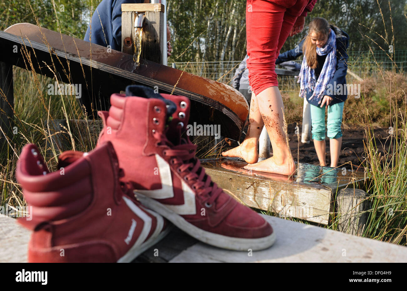 Esterwegen, Germany. 03rd Oct, 2013. Children walk with dirty feet on ...