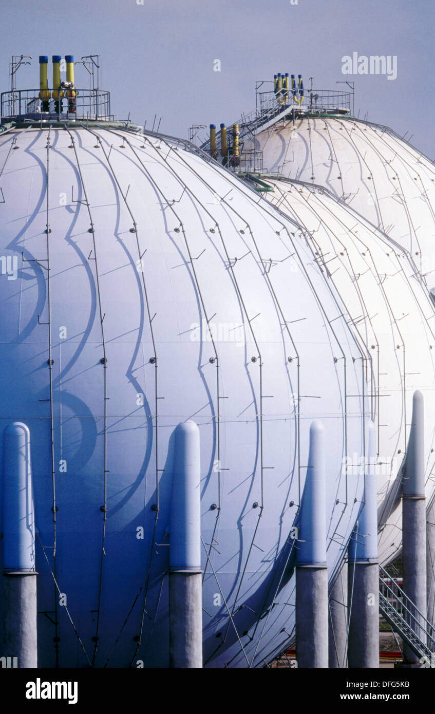 Butane gas tanks distribution plant hi-res stock photography and images ...