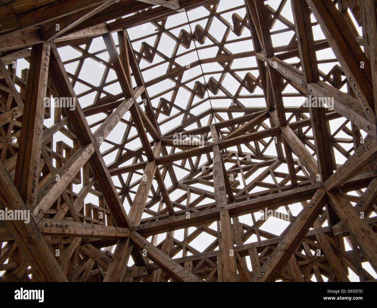 Structure marking the original location of Aldgate in the City of ...