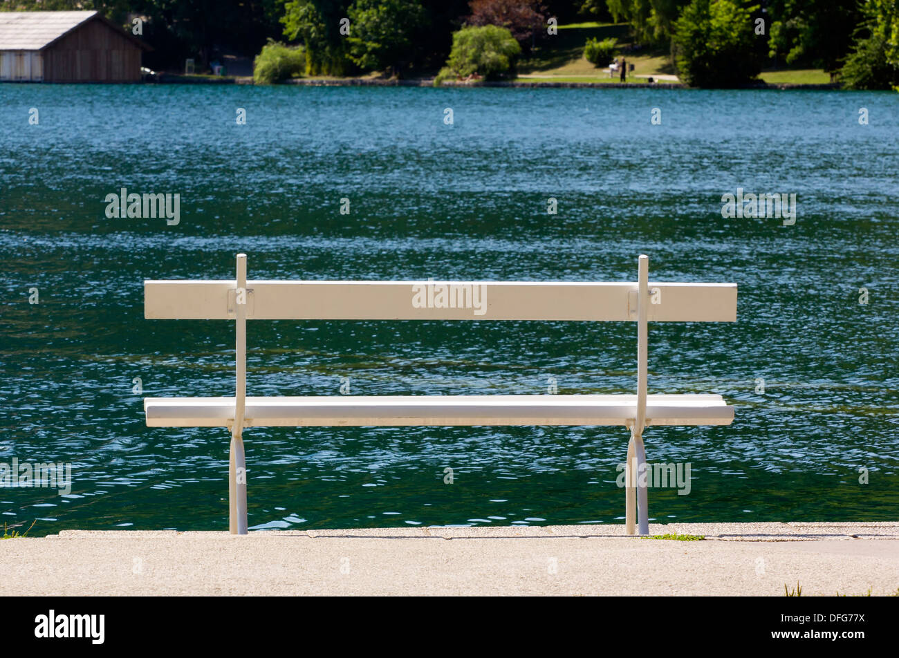 Empty bench nature hi-res stock photography and images - Alamy