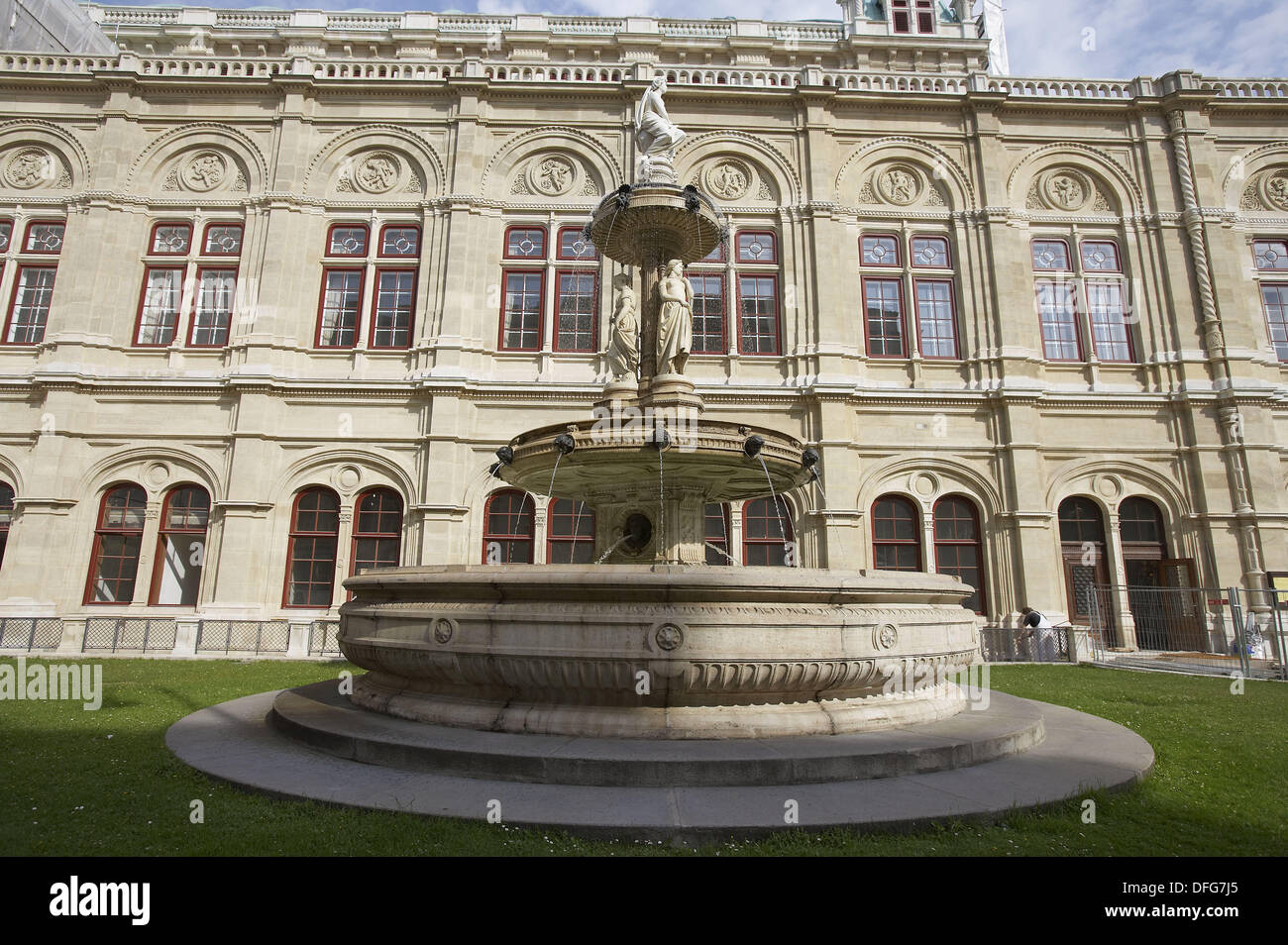 Fountain vienna state opera building hi-res stock photography and ...