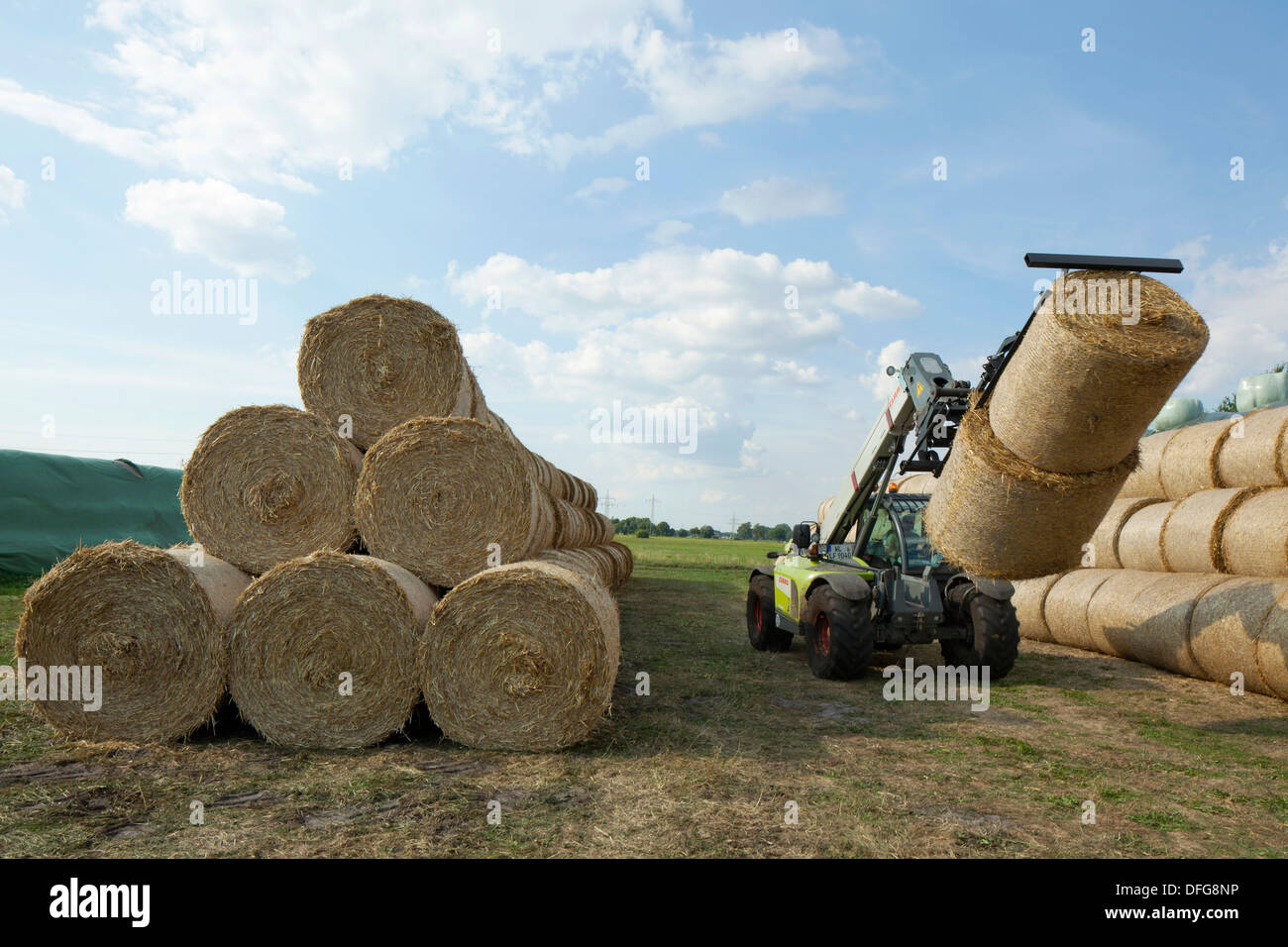 Load straw bales hi-res stock photography and images - Alamy