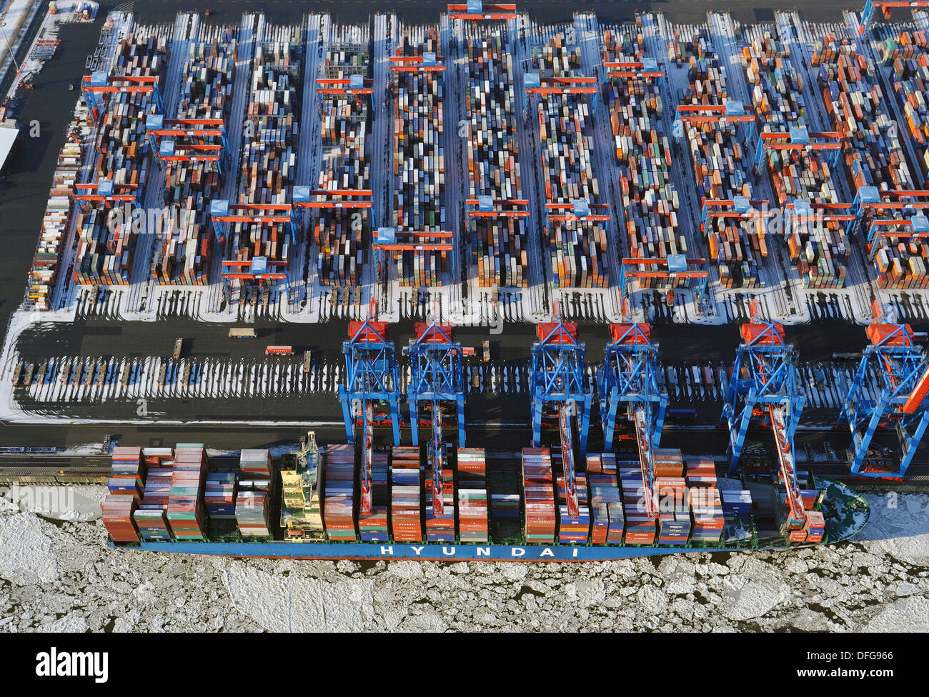 Container Terminal Altenwerder, container ship being loaded and unload ...