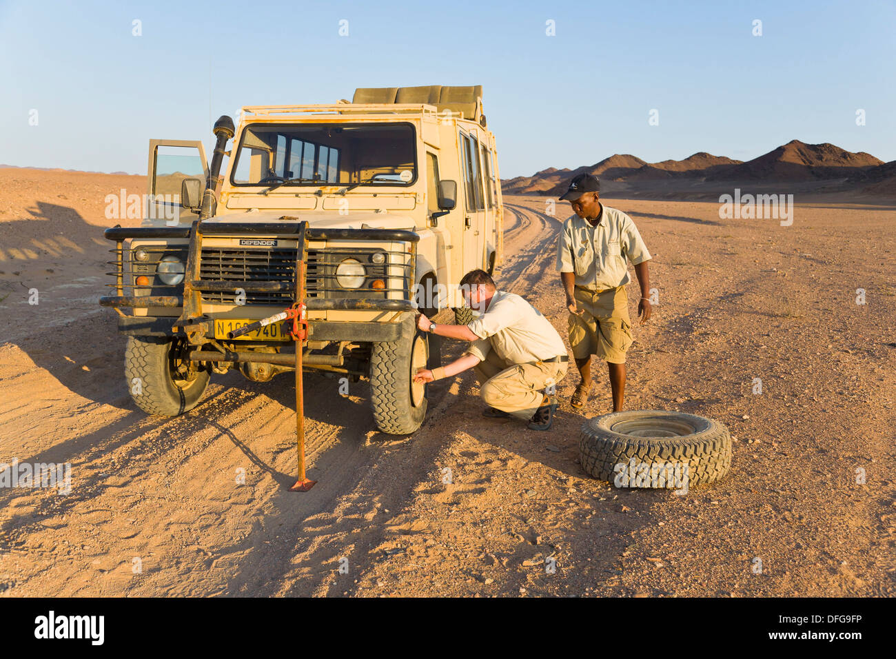 Flat tyre 4x4 hi-res stock photography and images - Alamy