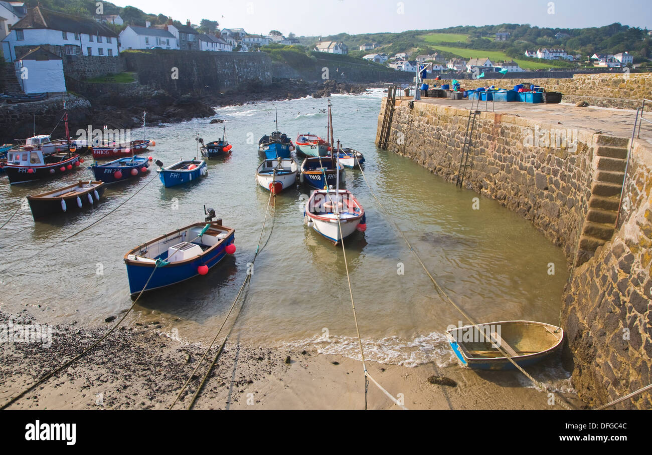 Cornwall inshore boats hi-res stock photography and images - Alamy