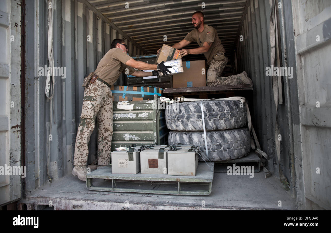Kunduz, Afghanistan. 03rd Oct, 2013. German soldiers pack up a ...