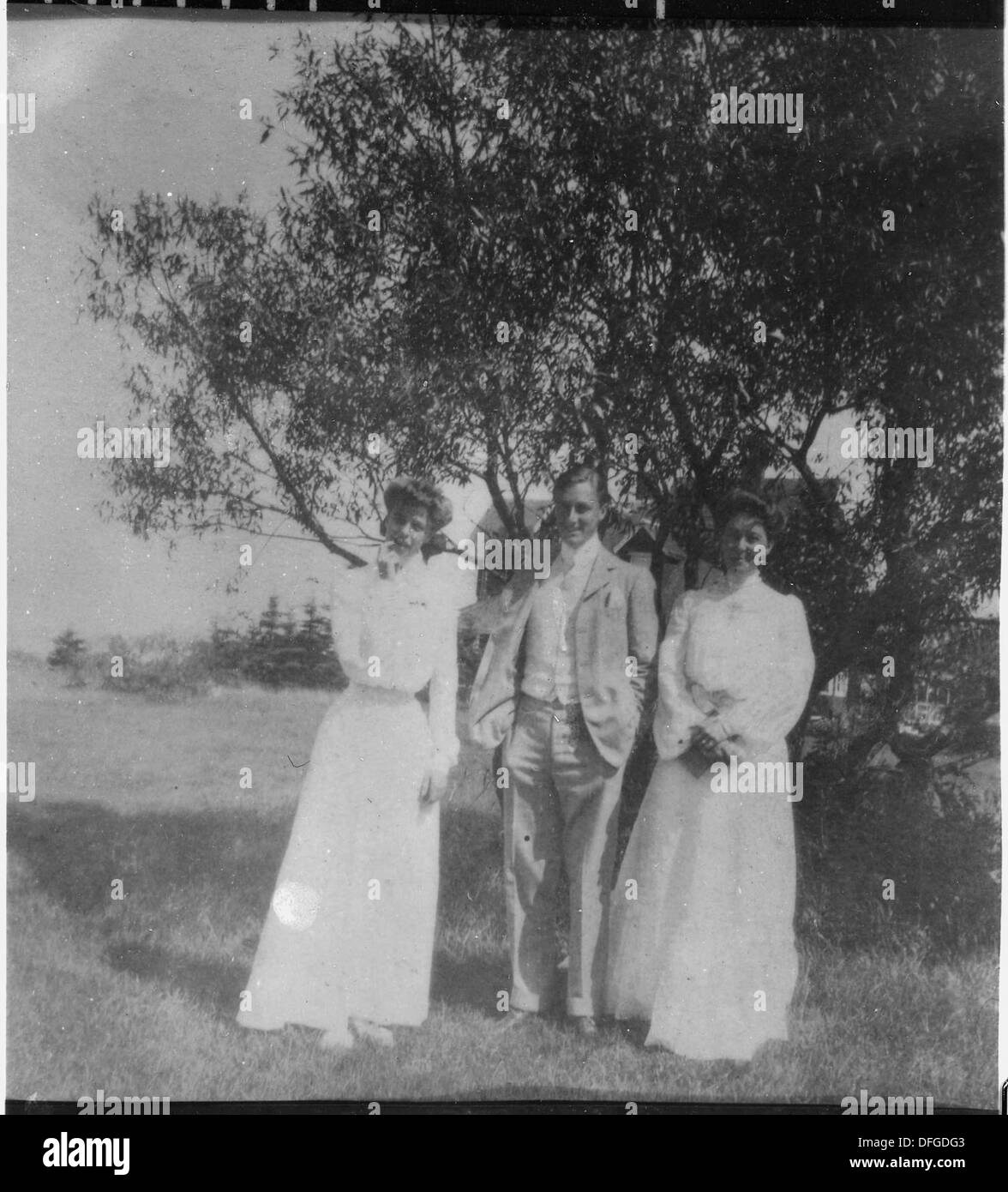 Franklin D. Roosevelt and Eleanor Roosevelt are photographed with Fanny ...