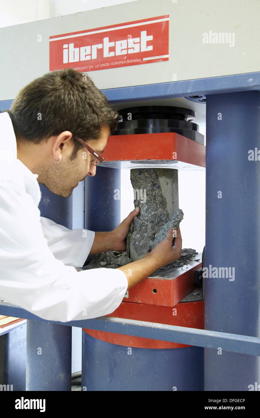 Burst test of concrete cylinder compression in press, Research on ...