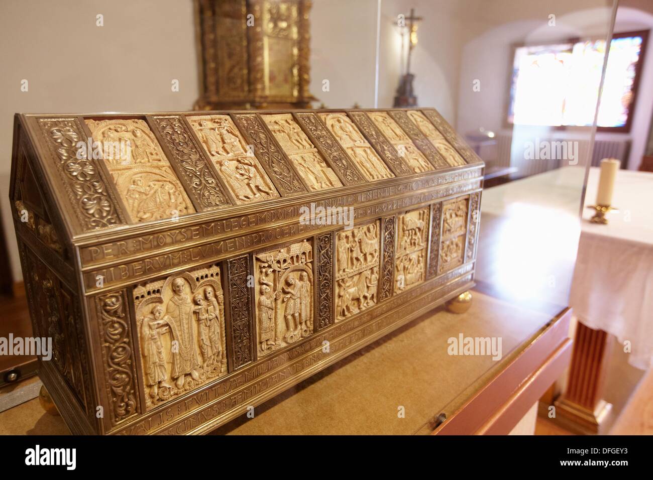 Romanesque shrine hi-res stock photography and images - Alamy