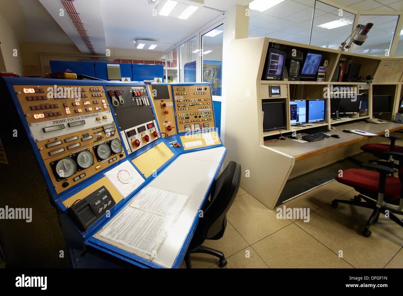 Very large telescope control room hi-res stock photography and images ...