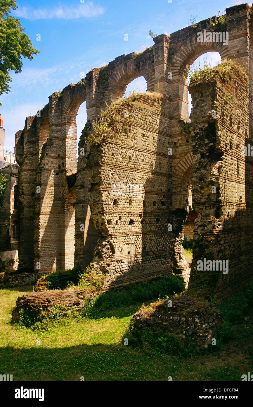 Palais gallien roman amphitheatre hi-res stock photography and images ...