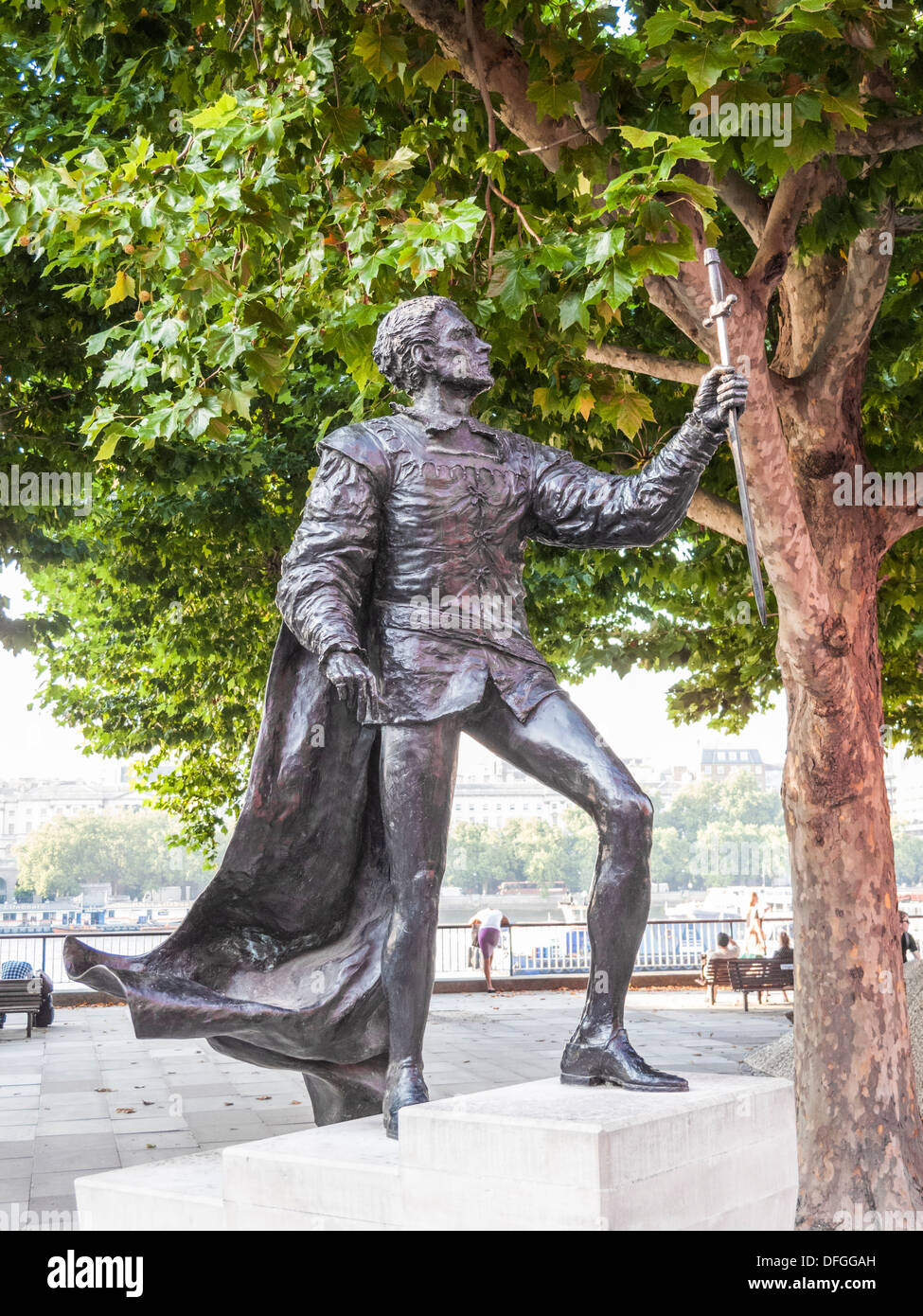 Statue of Shakespearian actor Sir Laurence Oliver as Hamlet outside the ...