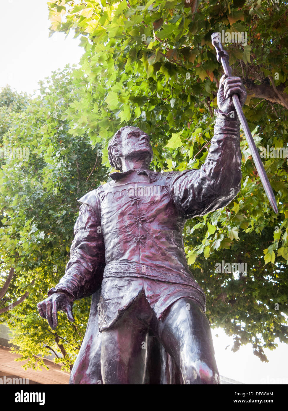 Statue of Shakespearian actor Sir Laurence Oliver as Hamlet outside the ...