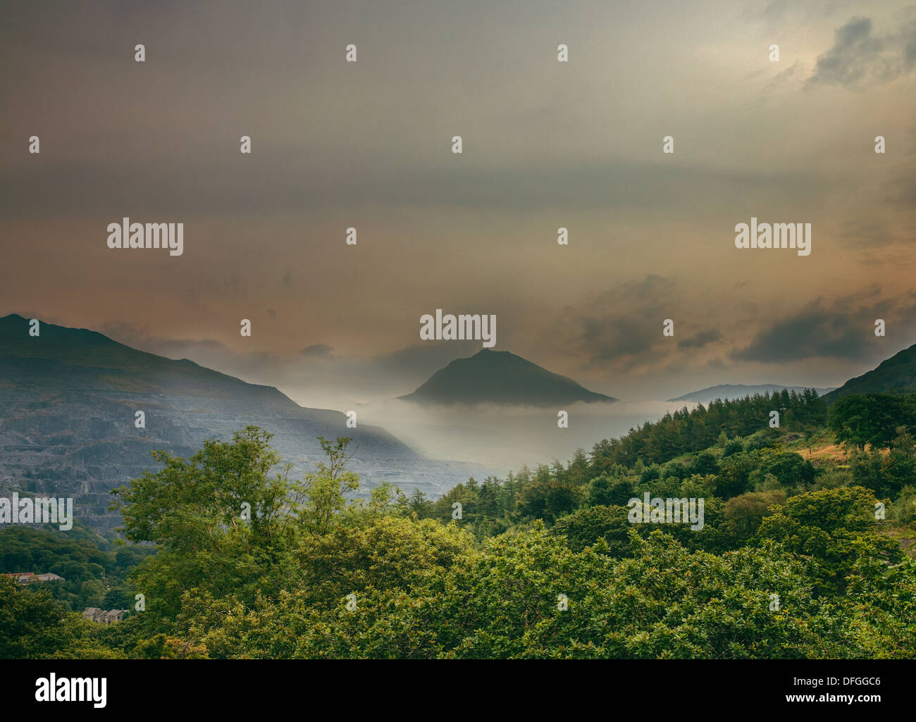 Misty sunset landscape hi-res stock photography and images - Alamy