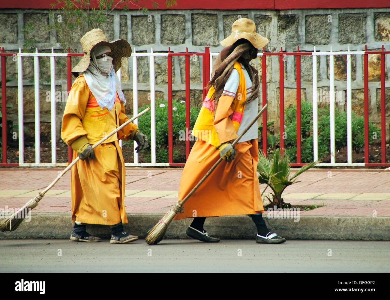 Ethiopia street cleaner hi-res stock photography and images - Alamy
