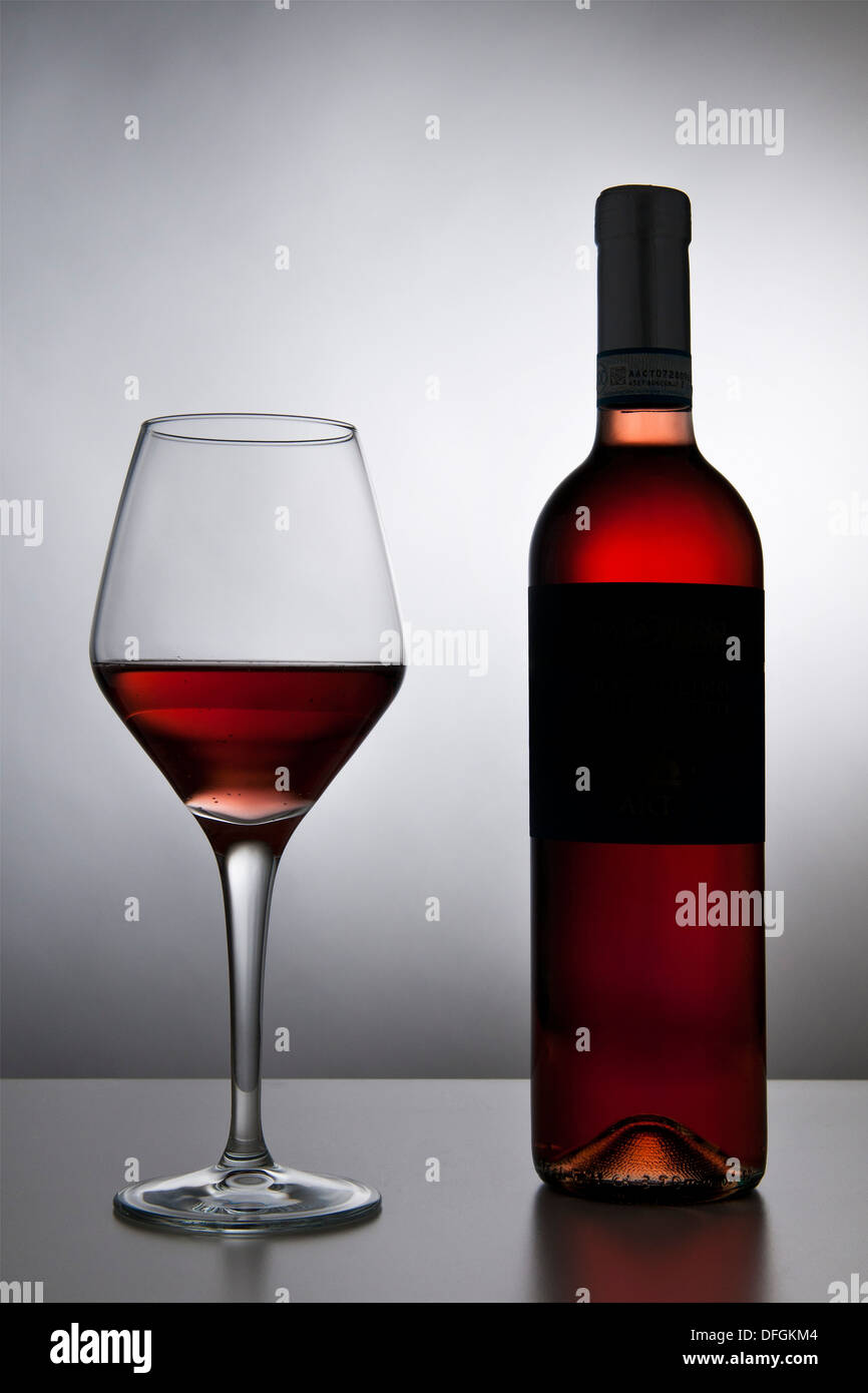 Bottle and glass of rose wine Stock Photo - Alamy