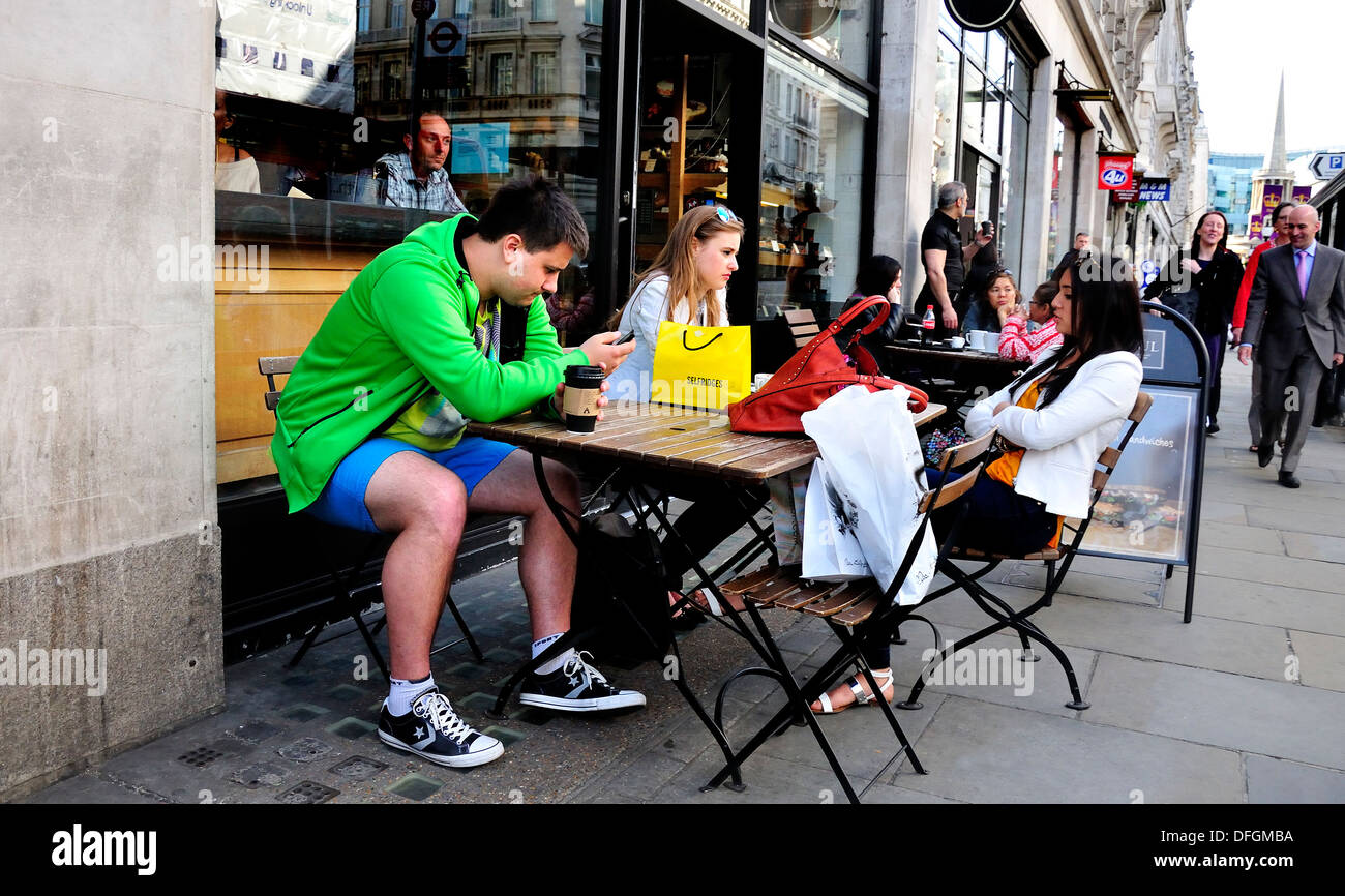 London, England, UK. People sitting at a cafe table in the street Stock ...