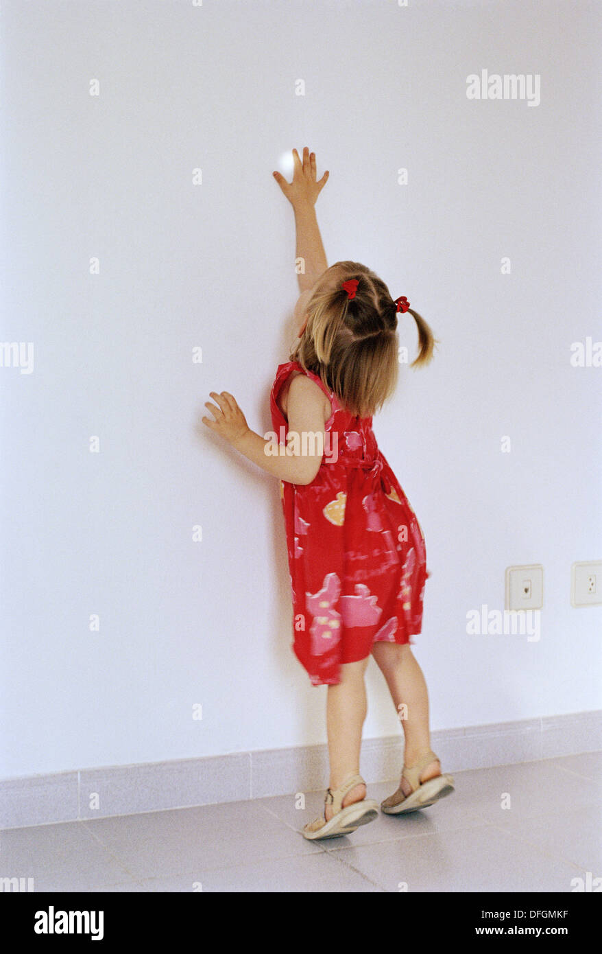 Tiptoeing children hi-res stock photography and images - Alamy