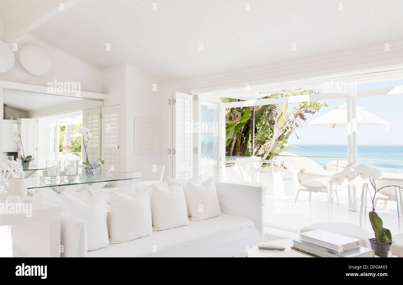 Modern living room overlooking beach and ocean Stock Photo - Alamy