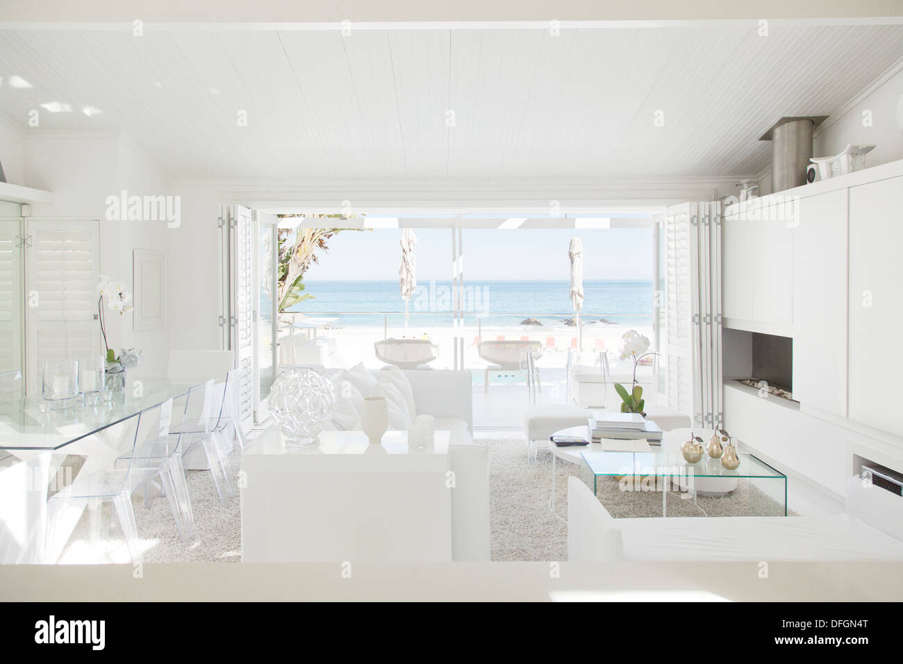 Overlooking beach hi-res stock photography and images - Alamy