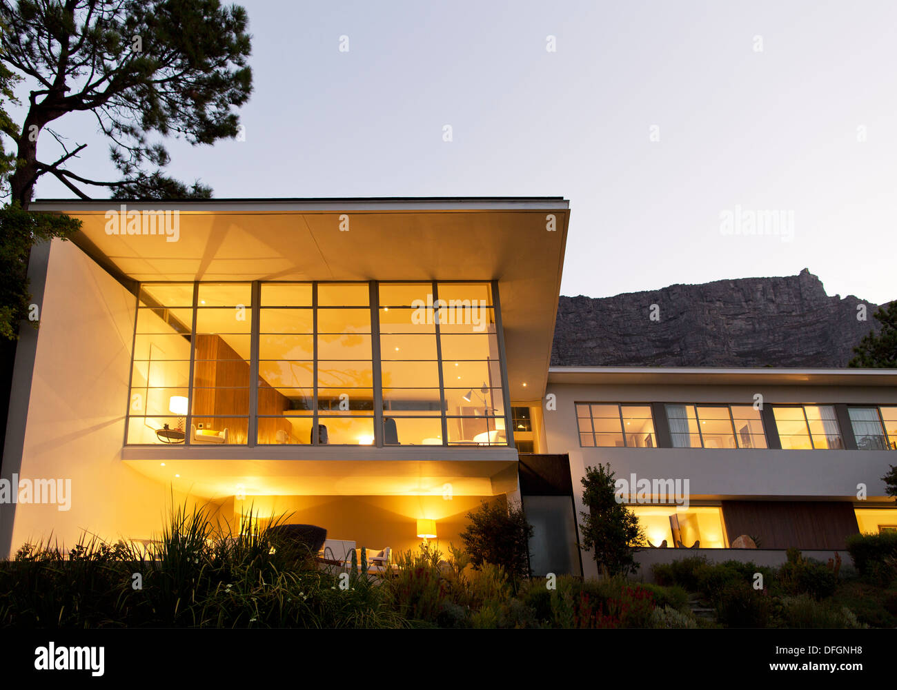 Modern house night exterior hi-res stock photography and images - Alamy