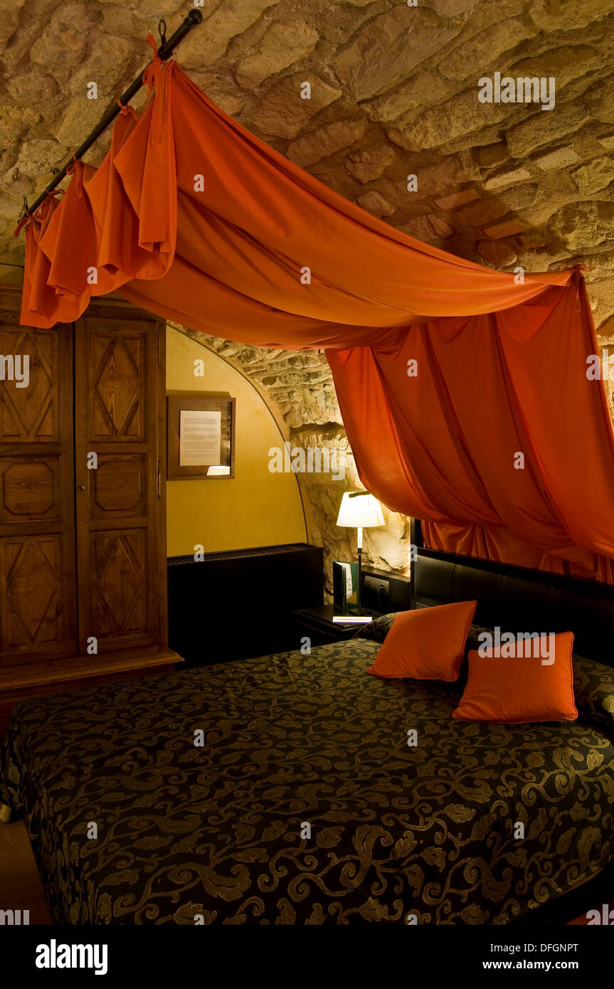 Medieval castle bedroom hi-res stock photography and images - Alamy