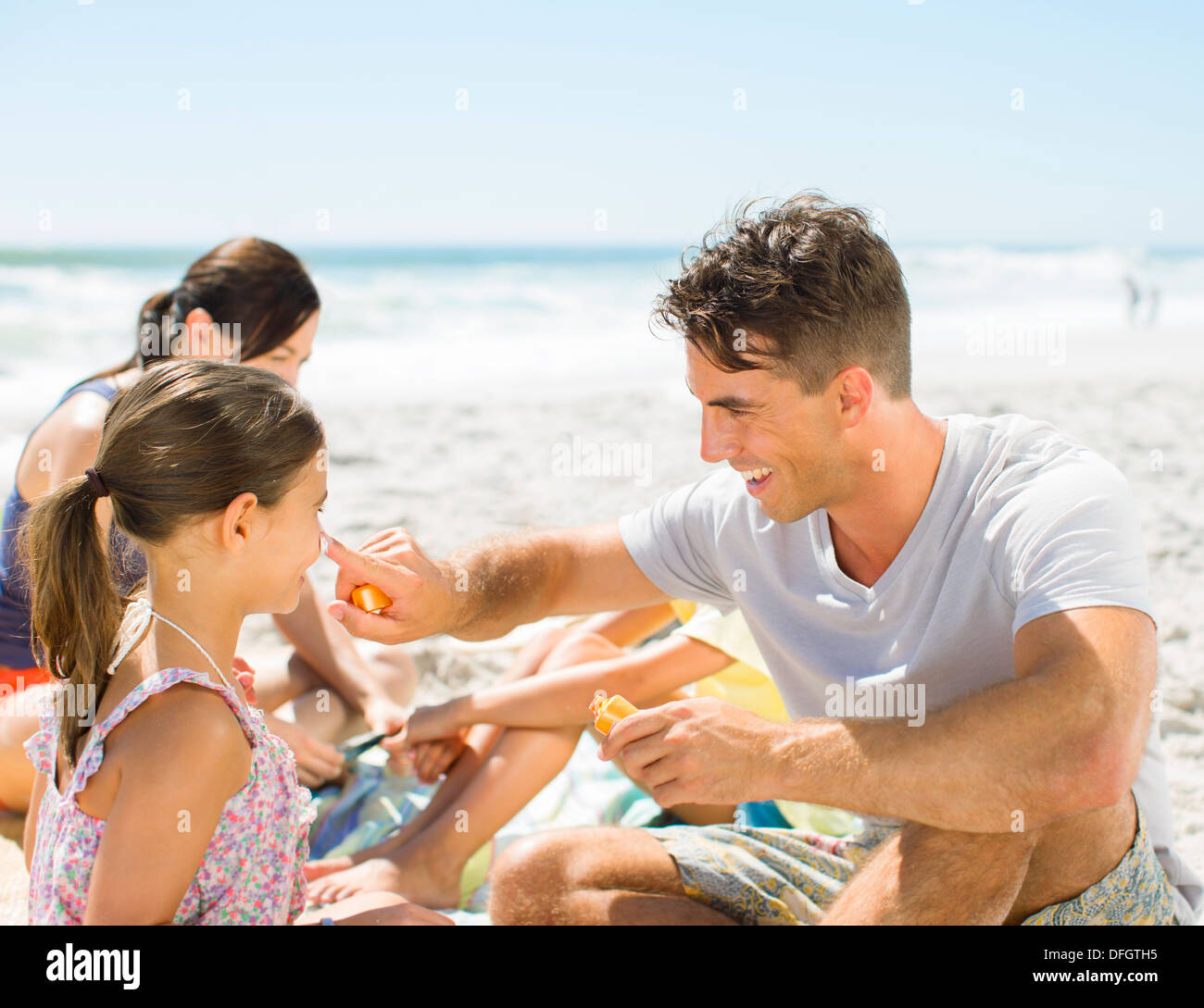 Men applying sunscreen beach hi-res stock photography and images - Alamy