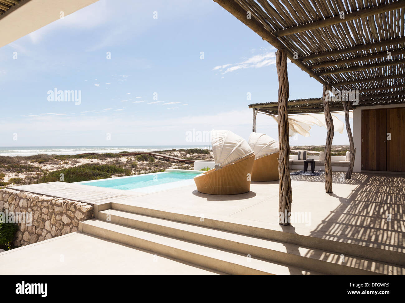 Modern beach house hi-res stock photography and images - Alamy