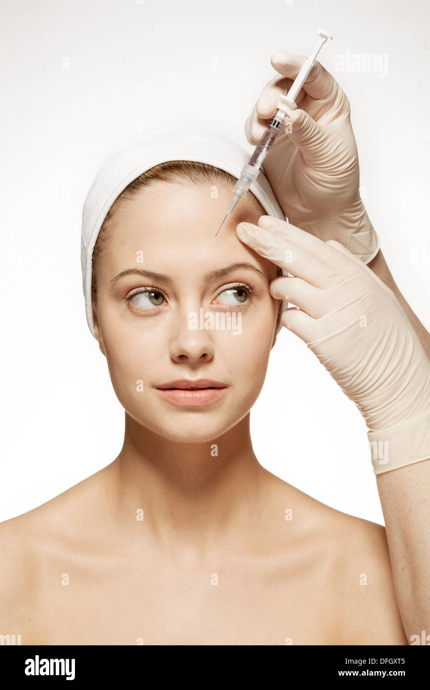 Doctor injecting botox into woman's face Stock Photo - Alamy