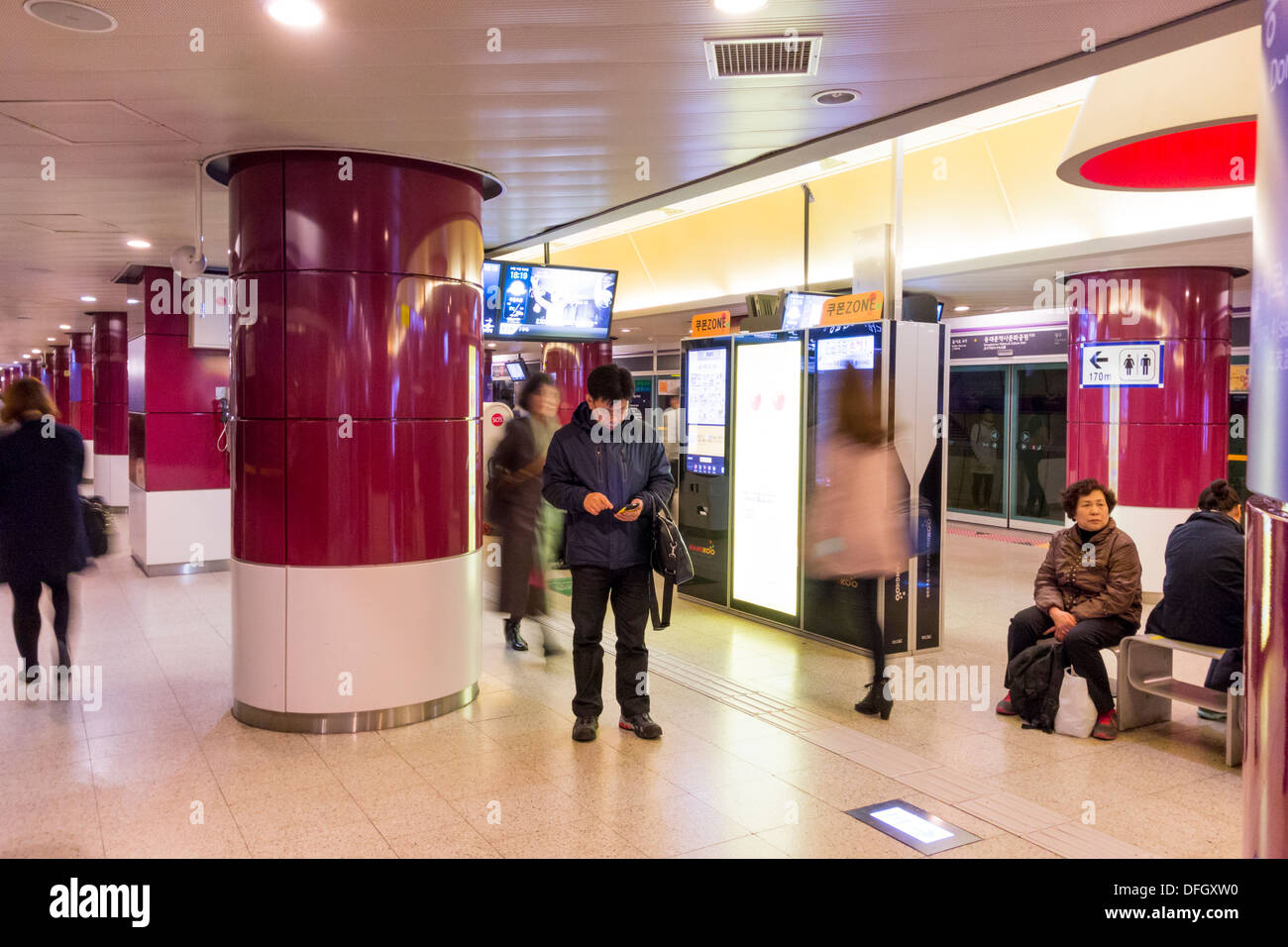 Subway platform in Seoul, Korea Stock Photo - Alamy