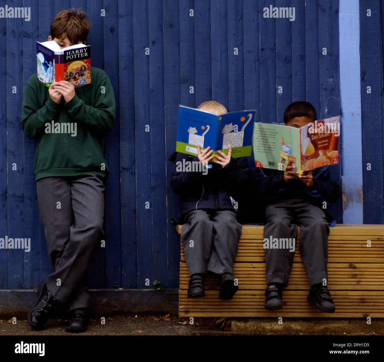 Children reading school uk hi-res stock photography and images - Alamy