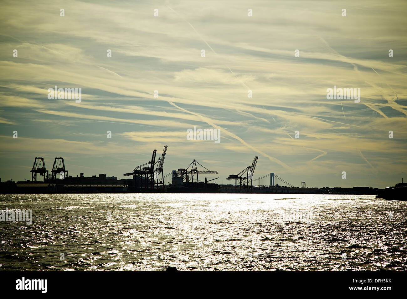 Port mooring hook hi-res stock photography and images - Alamy