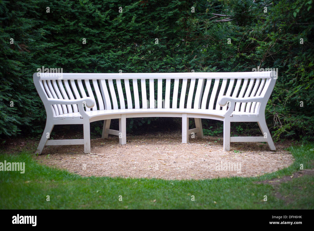 Curved wooden bench hi-res stock photography and images - Alamy