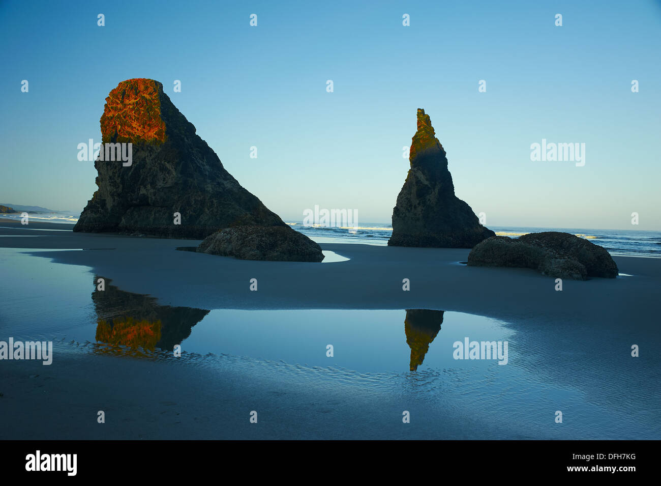 Rocks at the Bandon beach in the early morning Stock Photo - Alamy