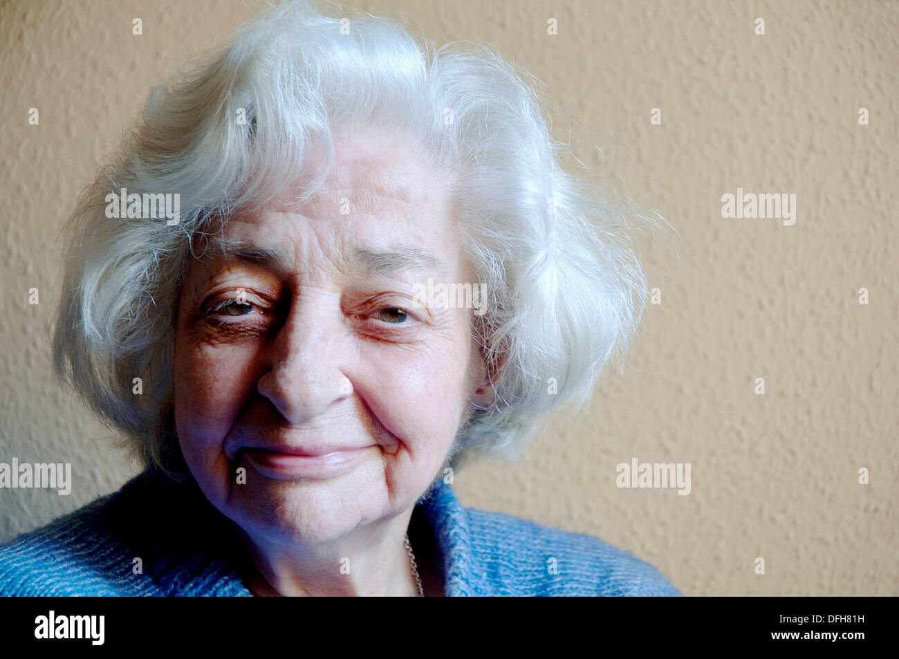 Portrait of old woman smiling and looking at the camera Stock Photo - Alamy