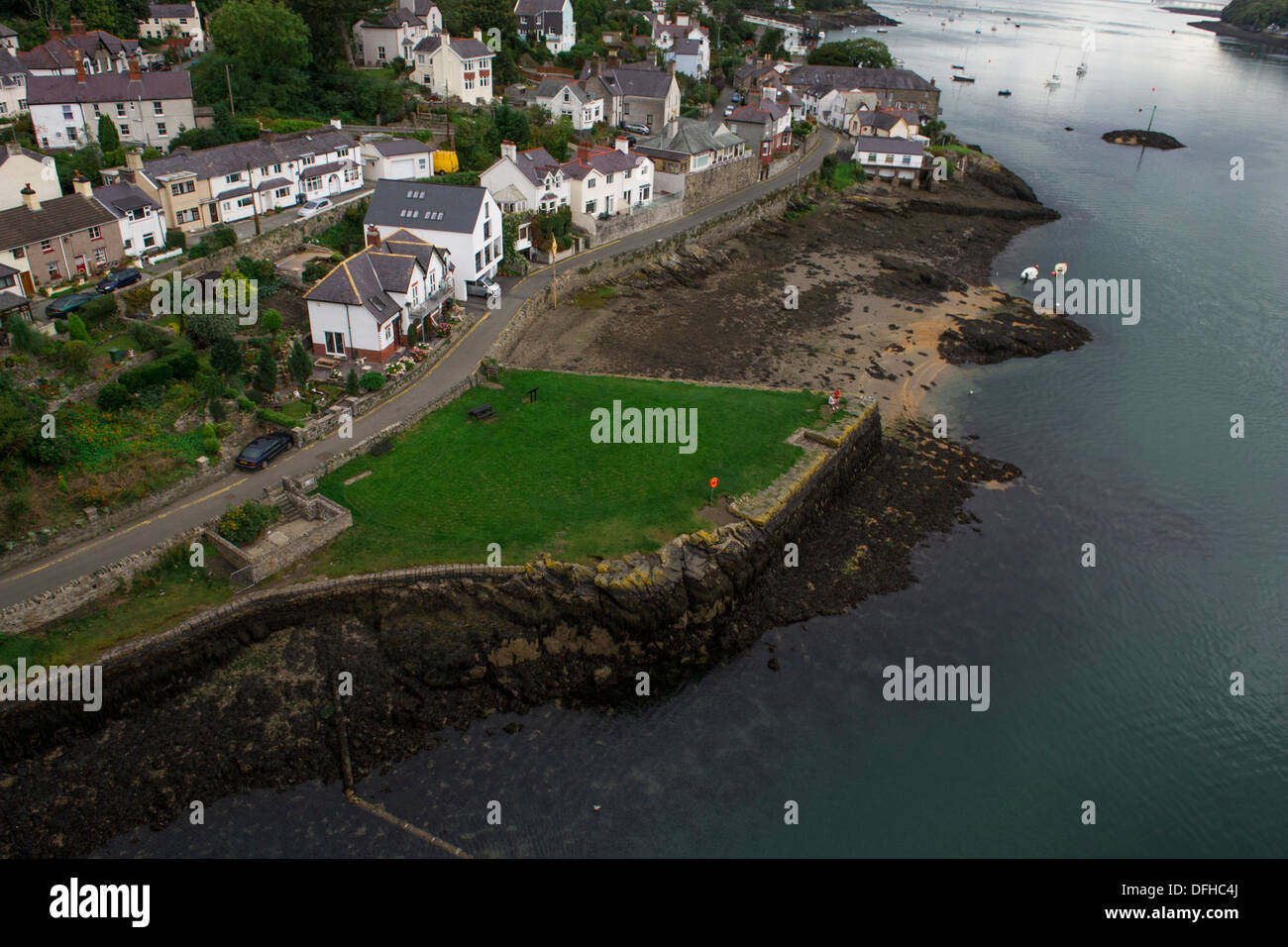 Looking down from edge of bridge hi-res stock photography and images ...