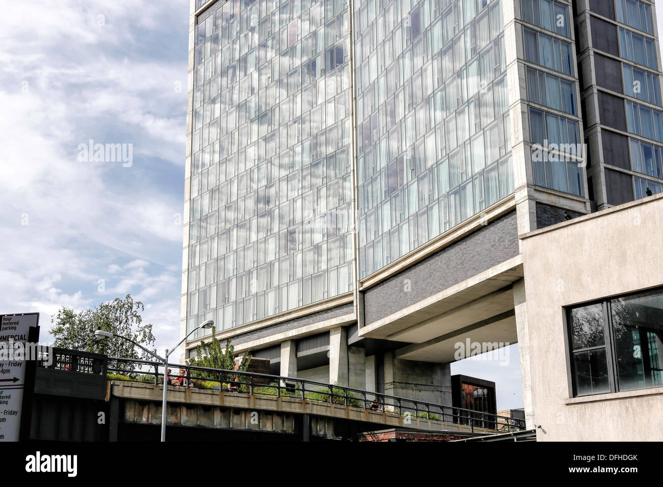 Standard hotel new york high line hi-res stock photography and images ...