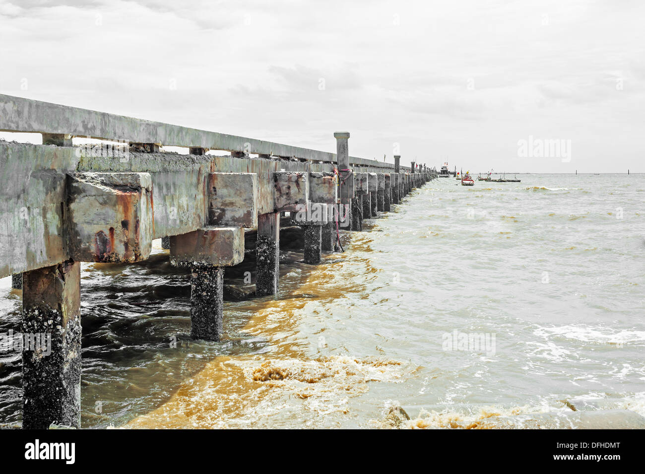 Old jetty at the beach wiht boat Stock Photo - Alamy