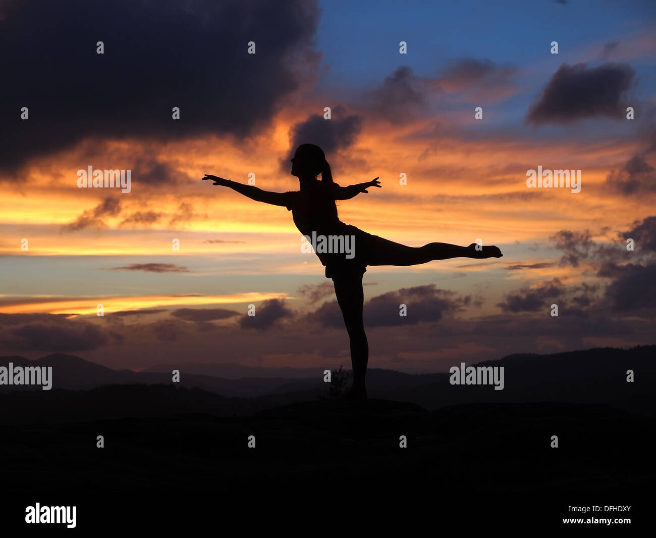 Ballet dancer in silhouette, Arabesque pose at sunset Stock Photo - Alamy