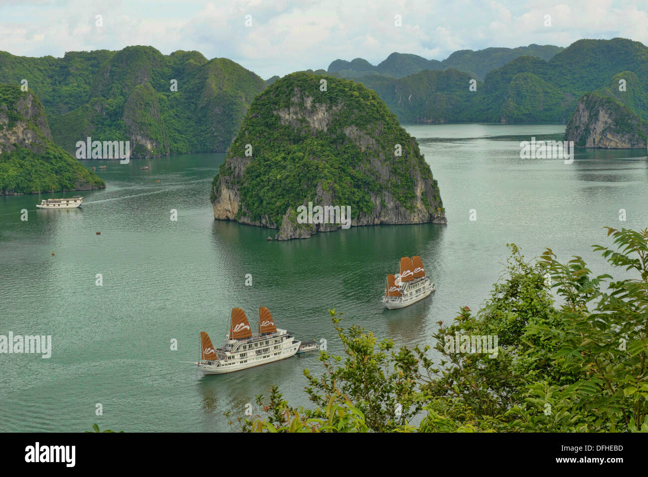 traditional junks sailing in Halong Bay, Vietnam Stock Photo - Alamy