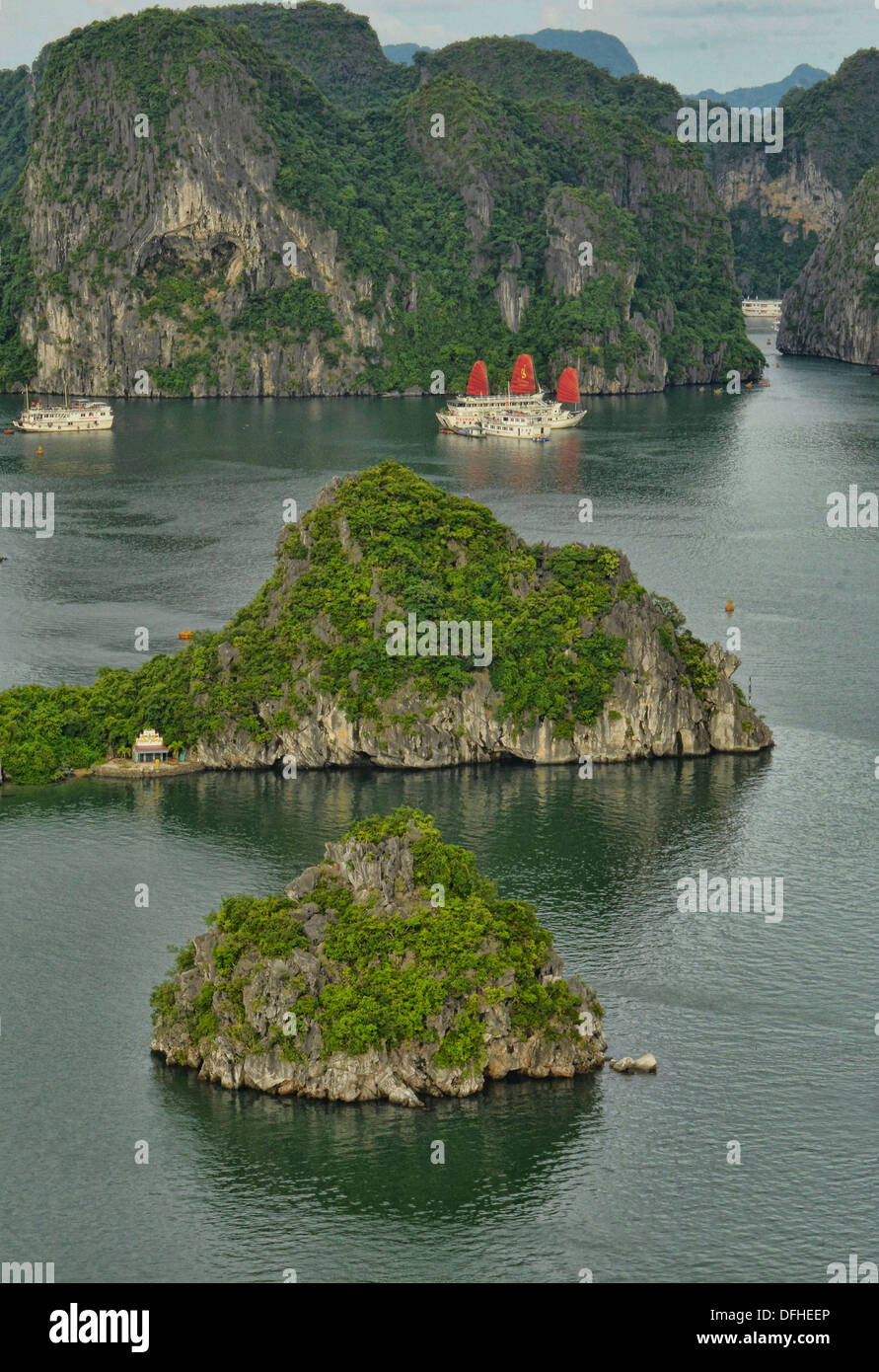 traditional junks sailing in Halong Bay, Vietnam Stock Photo - Alamy