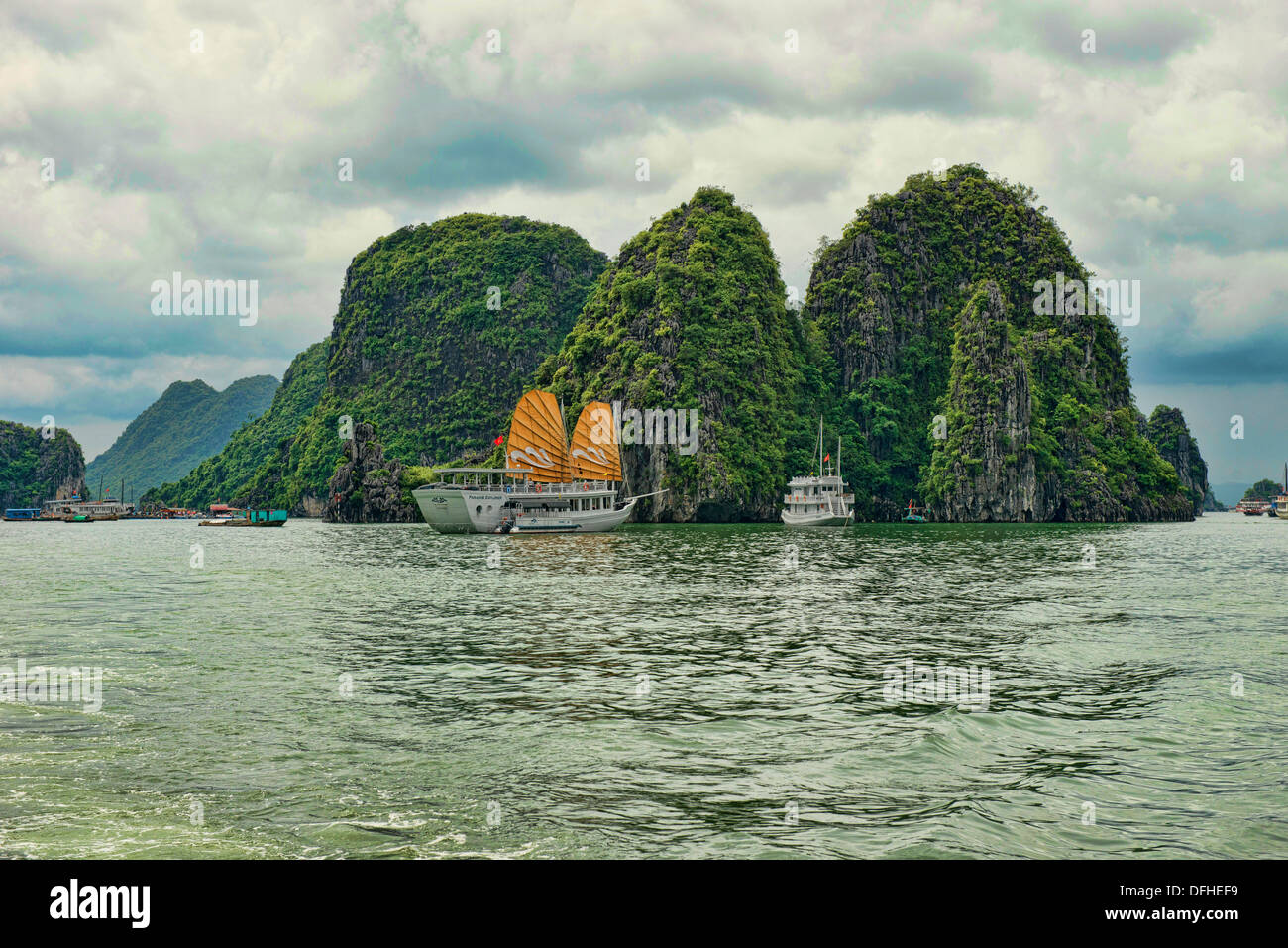 traditional junk sailing in Halong Bay, Vietnam Stock Photo - Alamy