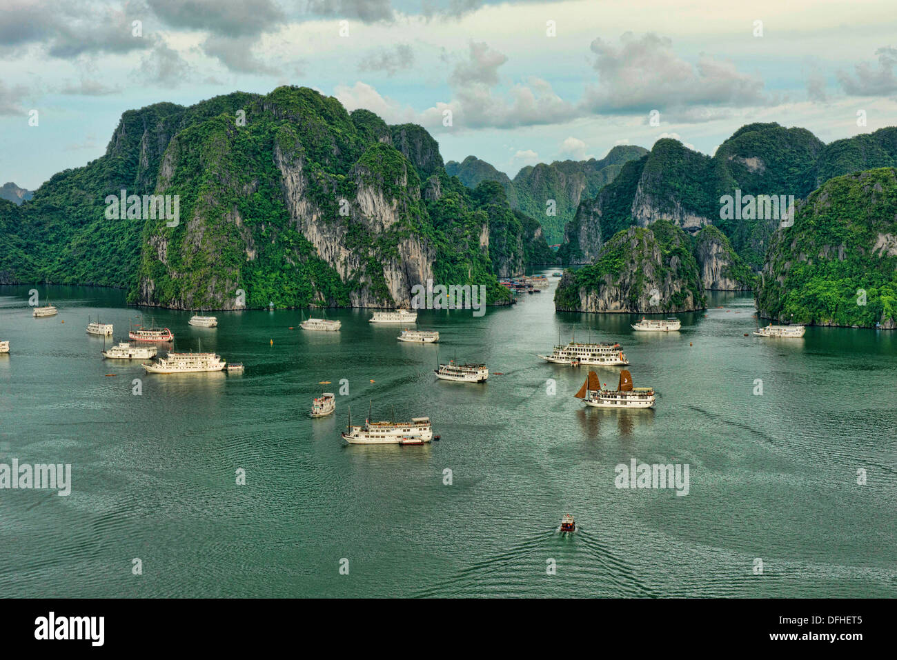 traditional junks sailing in Halong Bay, Vietnam Stock Photo - Alamy