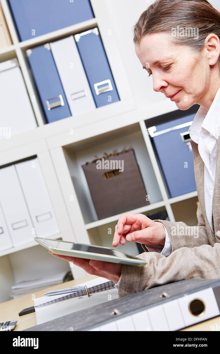 Business woman computer monitor hi-res stock photography and images - Alamy